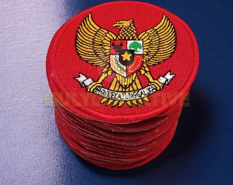 Jual Badge Garuda Pancasila Latar Merah – pesan name tag lencana pin ...